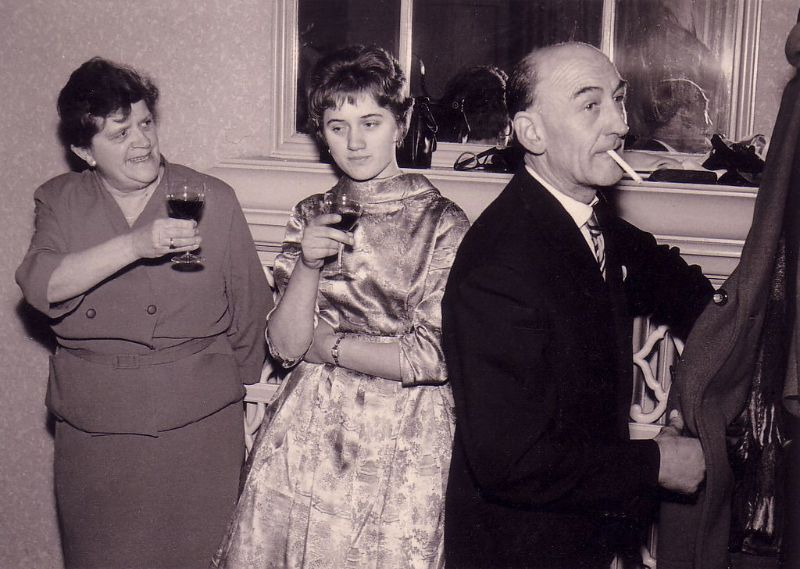 40 Vintage Photos of People Drinking in the Mid-20th Century ~ Vintage ...