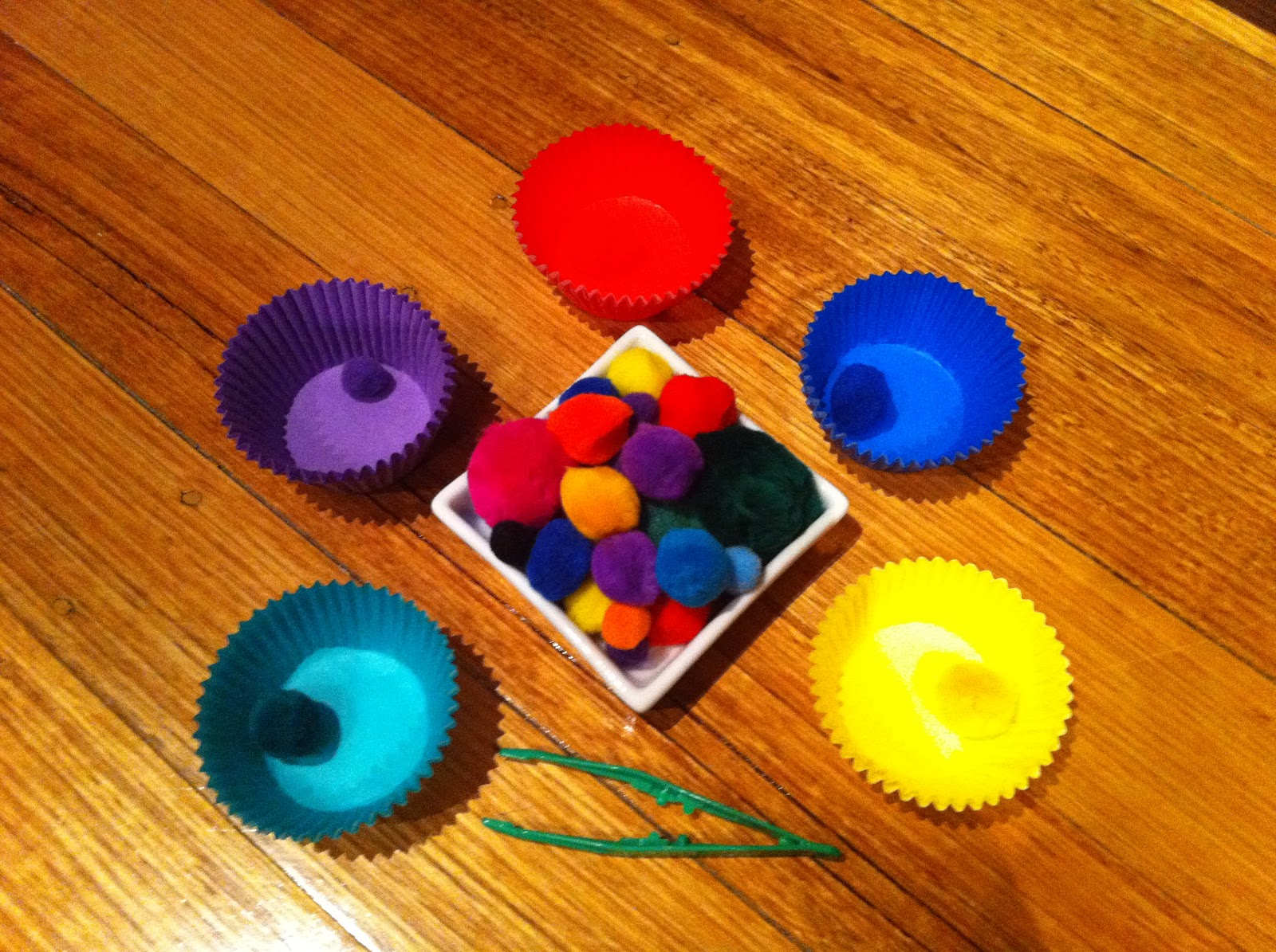 Mom And Kids: Sorting Colours Mom And Kids: Sorting Colours