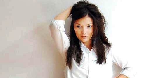 In Biografia Maria Popovici sta scris: prima REGINA iUmor.