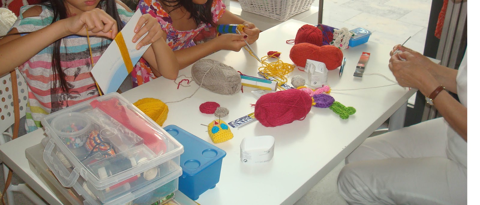Haciendo el taller de tejido para niñas y niños en familia | Migote ...