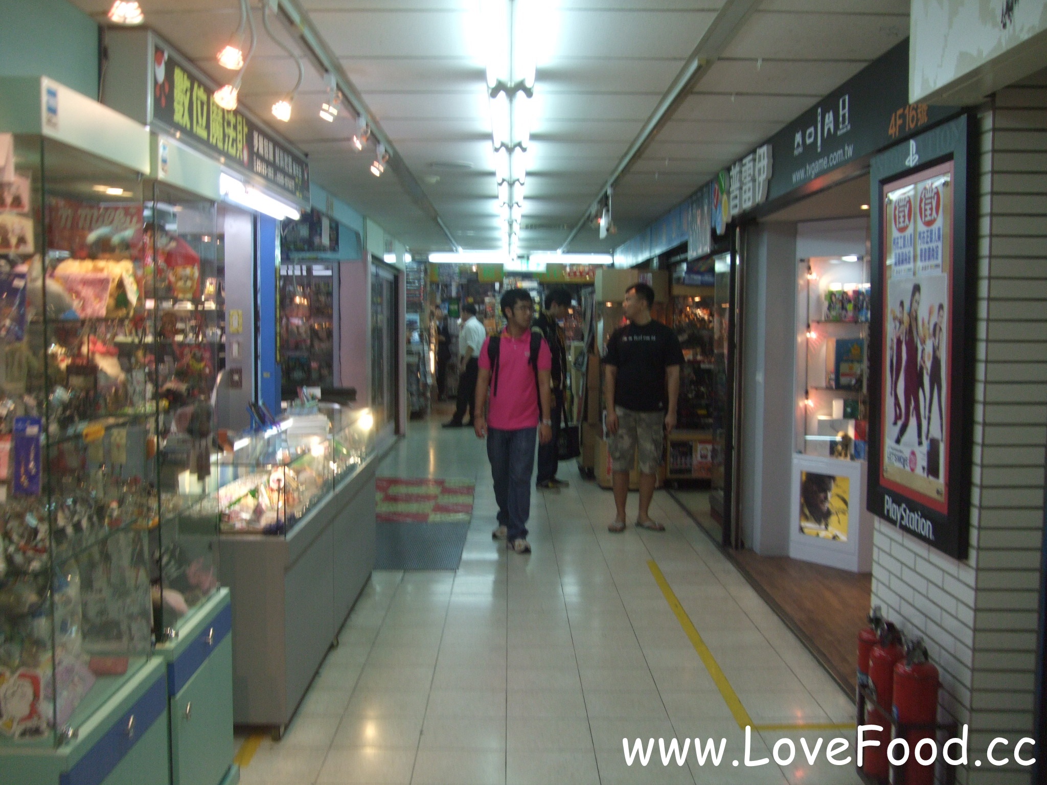 【台北萬華】萬年商業大樓 @ 西門町 - 扭蛋機 電玩模型 衣服皮件 樓上有湯姆熊 B1還有美食街 - Wan Nian Building