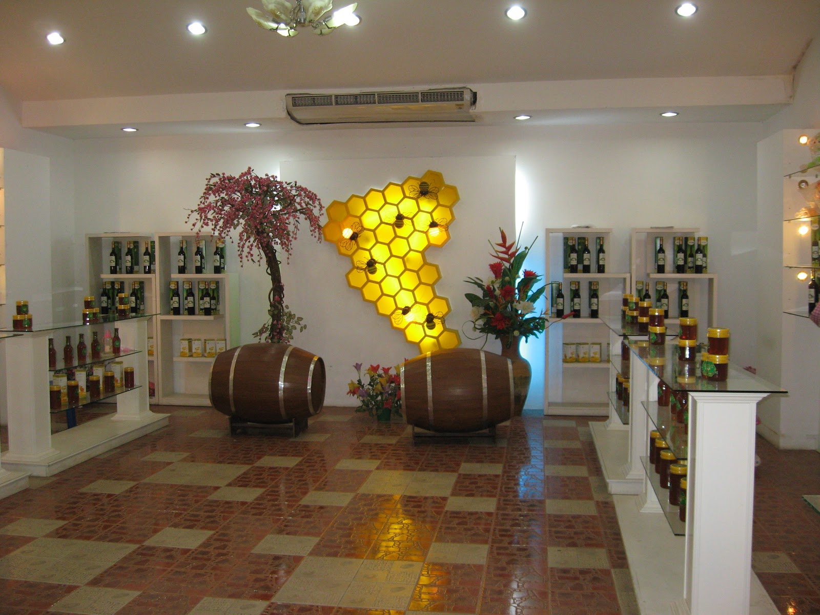 Honey Bee Shop ~ Wallpaper Tour Of City