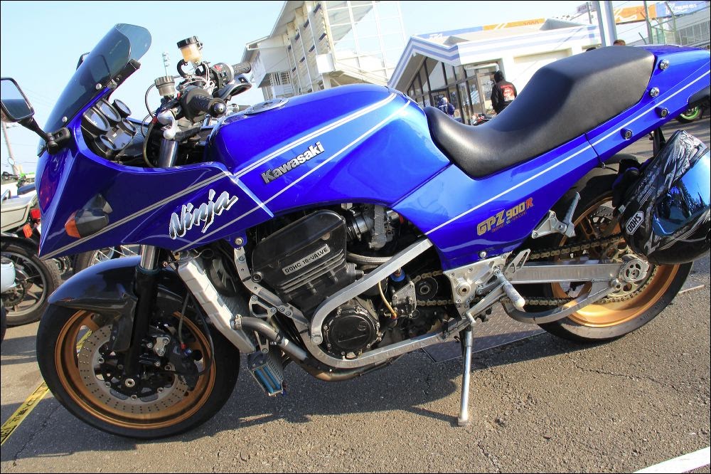ROAD RIDER: Kawasaki GPZ900R Ninja Custom Machine Blue