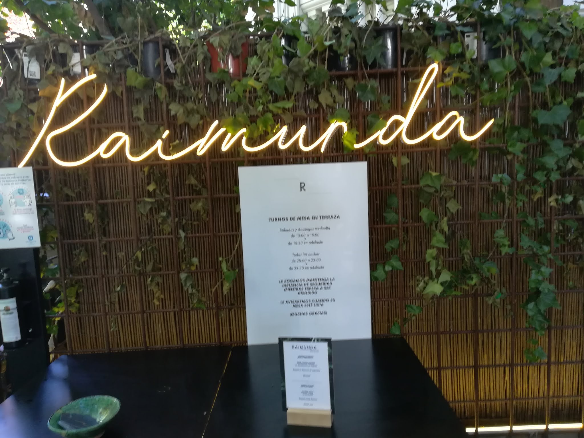 Jugando con los cubiertos: RAIMUNDA: Guacamole en jardín