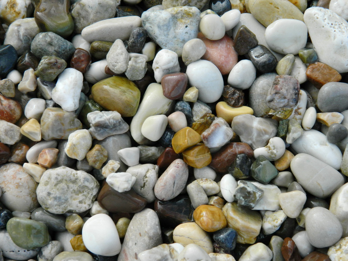 LA MULTI ANI, ROMANIA!: Pietricele colorate