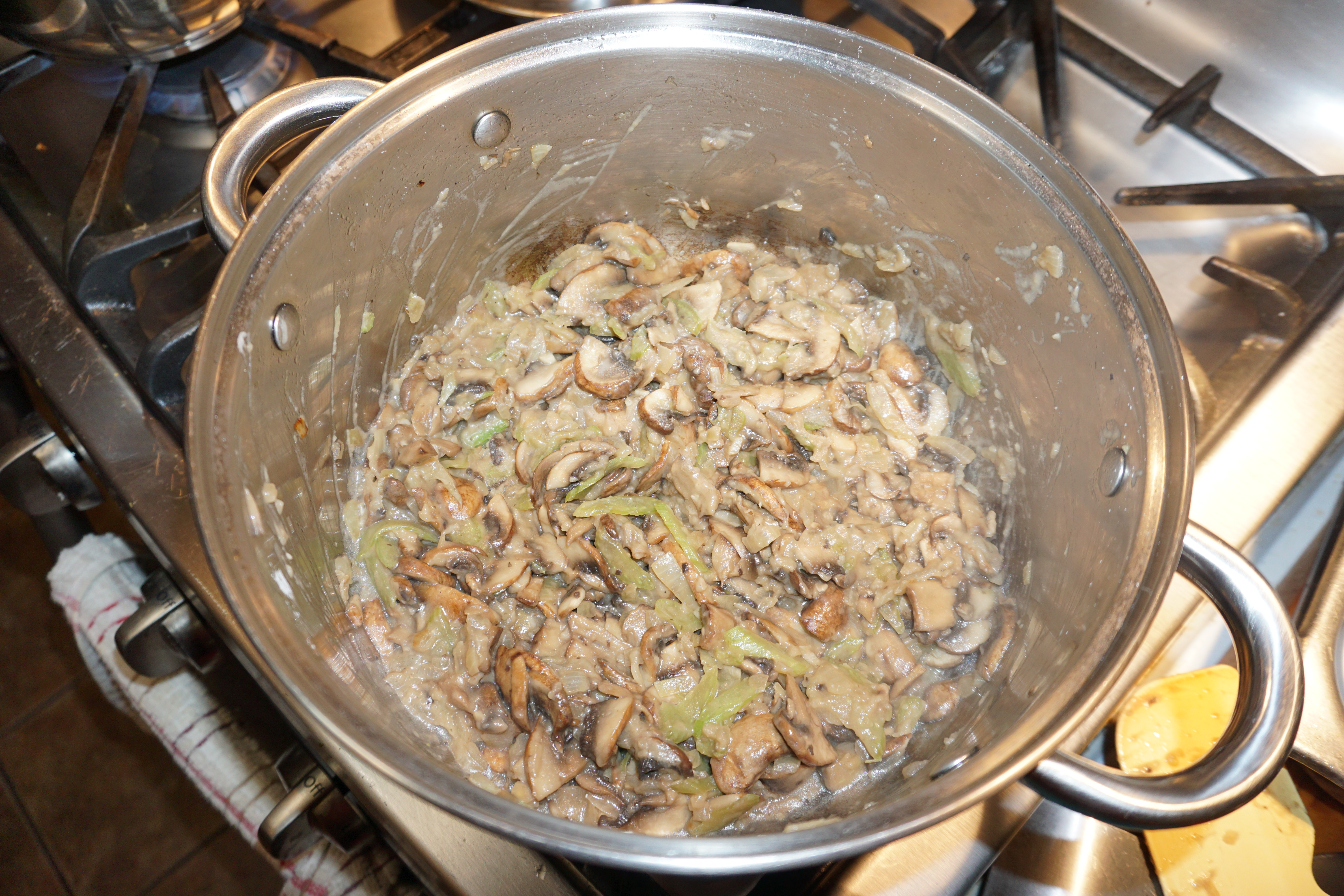 LA COCINA DEL POLLO: CREMA DE CHAMPIÑONES CREMINI CON PAPAS Y ENELDO