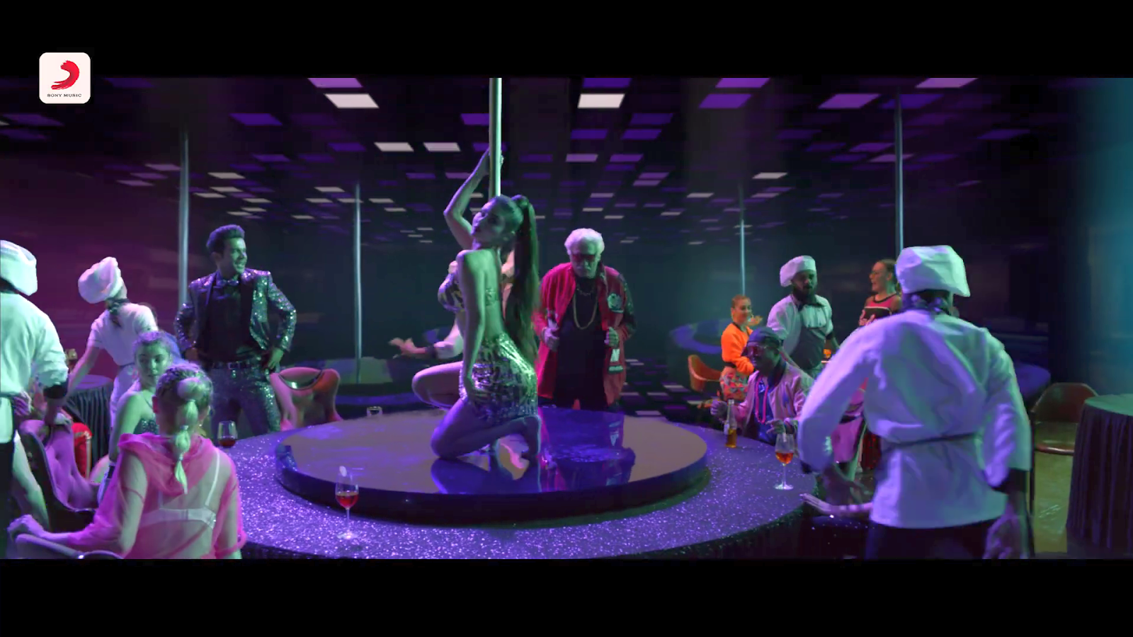 STARS INDIAN OF INDIAN TELEVISION: Mouni Roy looking stunning in The ...