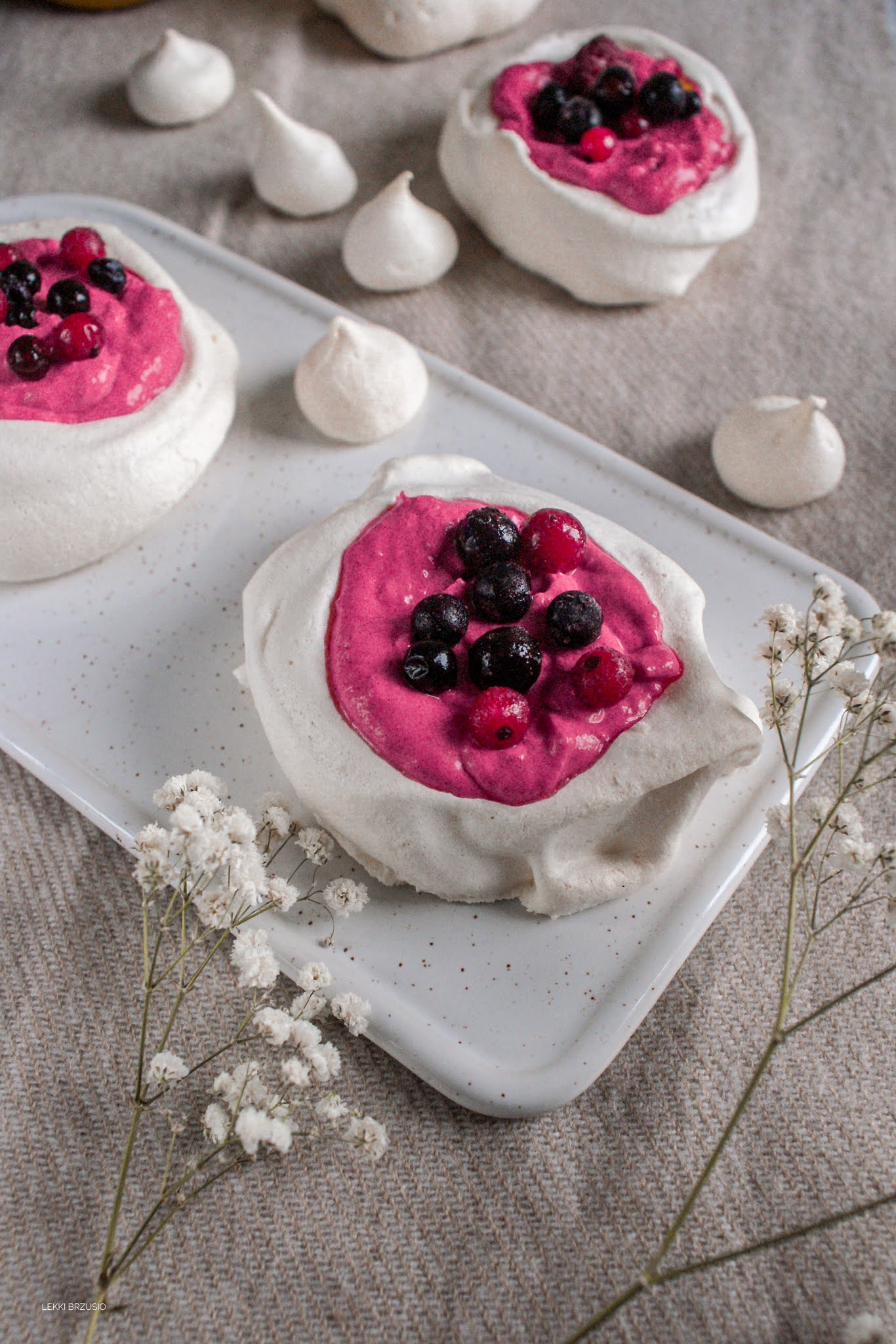 Lekki brzusio.: Bezy z malinowym kremem