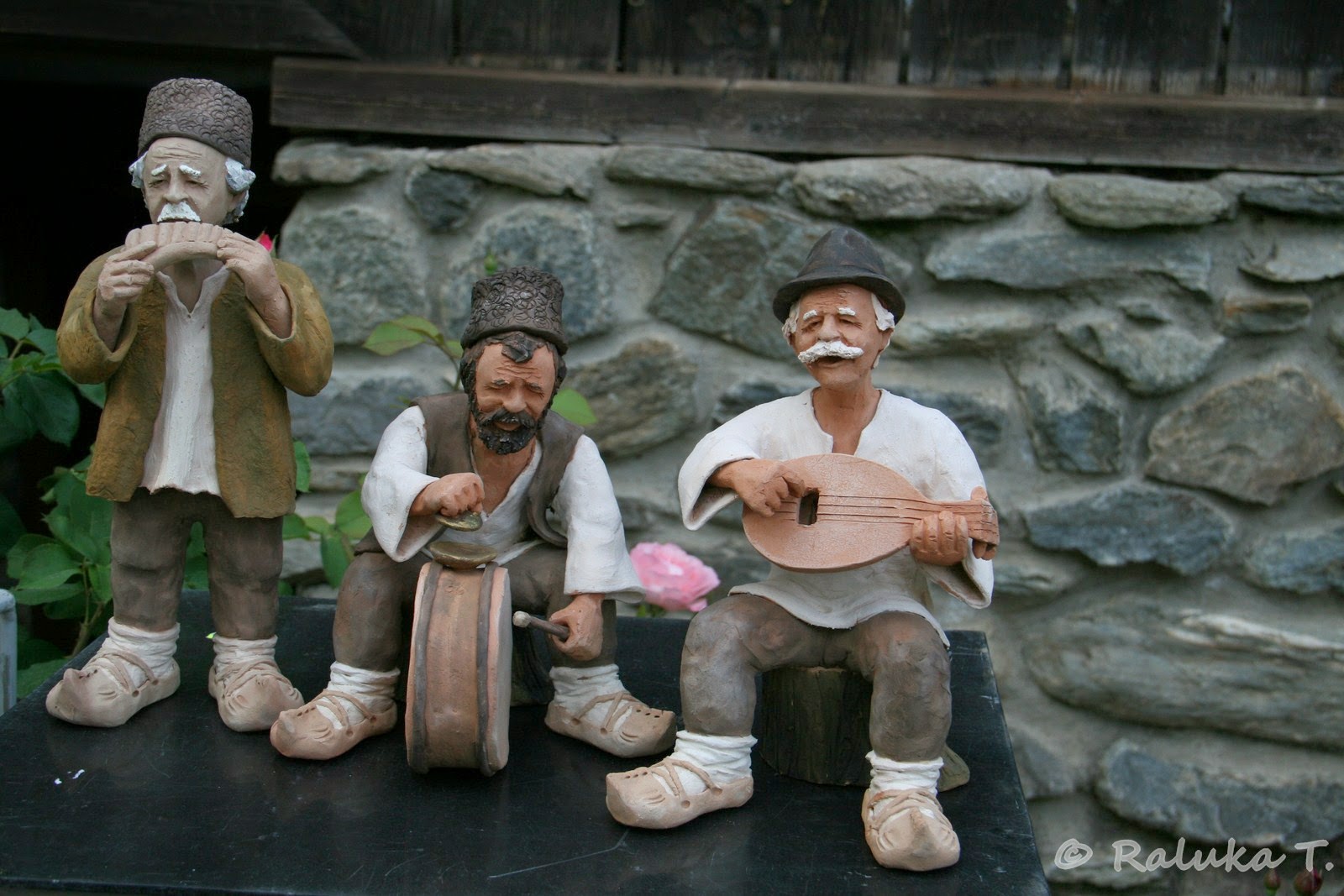 A world of colours: Figurine din lut