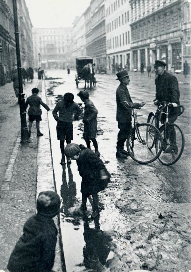 Street Scenes of Berlin During the 1920s Through Amazing Photos ...