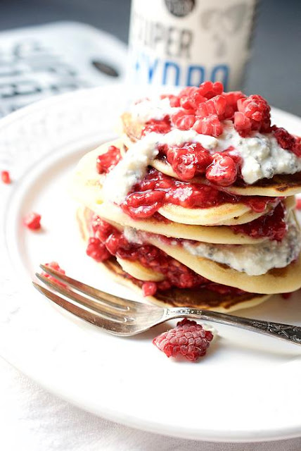 JANEK PASZKOWSKI: WANILIOWE PANKEJKI Z MALINAMI i KOKOSOWYM TWAROŻKIEM CHIA