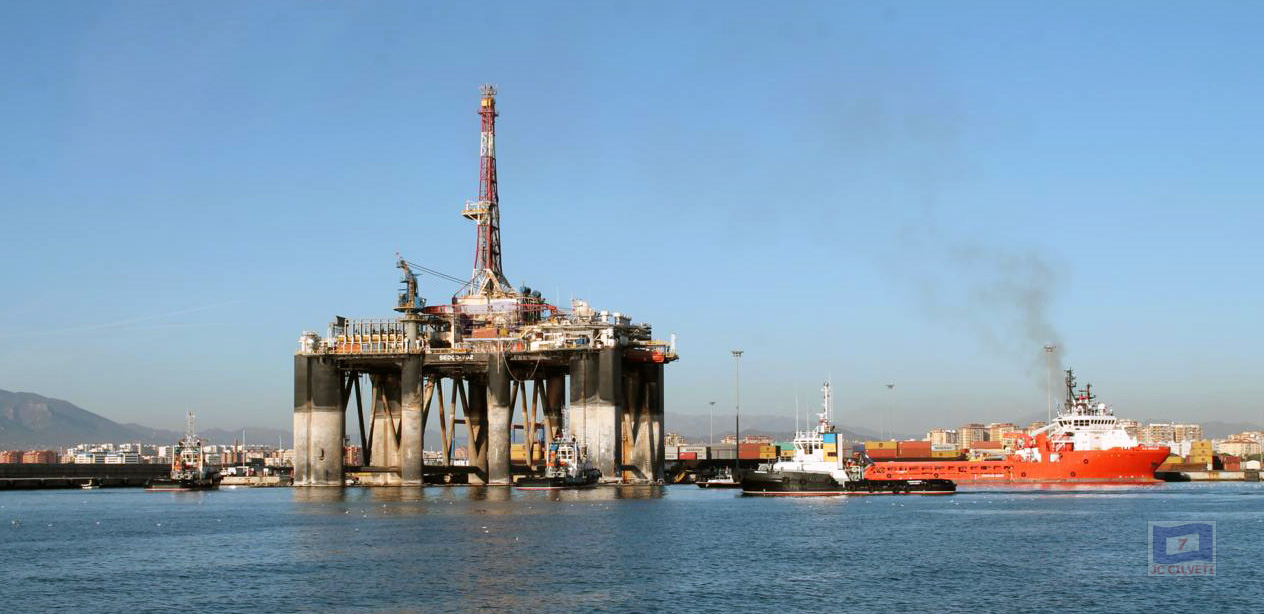 Málaga Marítima: La plataforma petrolífera SEDCO 702 deja el puerto de ...