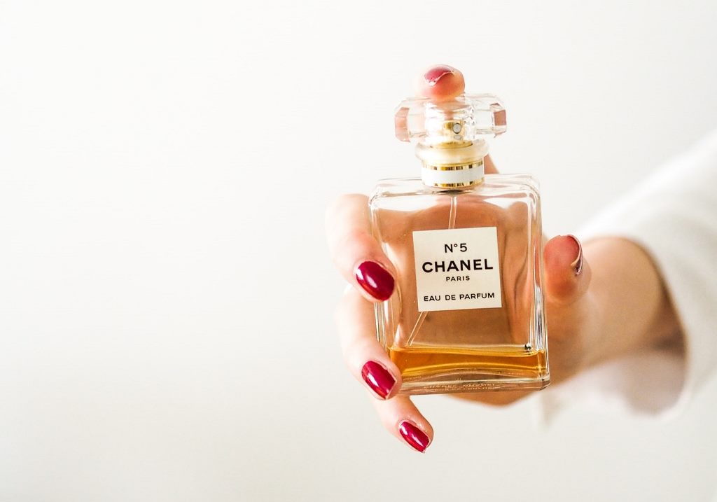 Abbinare profumi e vestiti: la fragranza giusta per ogni outfit - GLAM ...