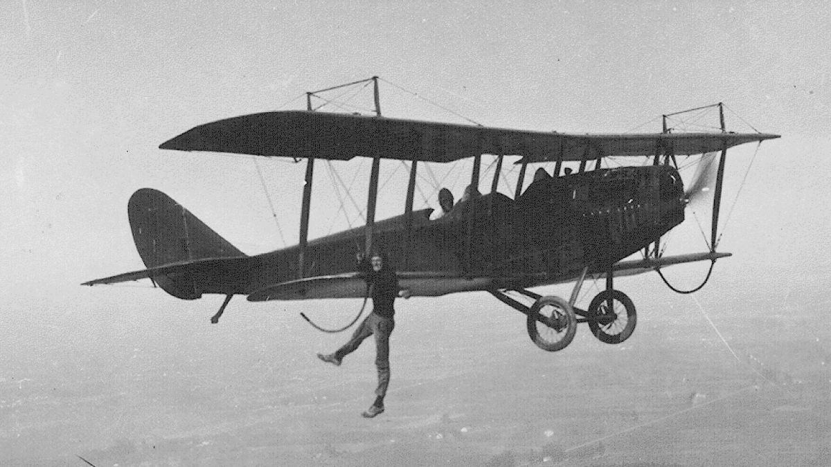 22 Vintage Wing Walking Photos That Prove Our Grandparents Were Out of ...