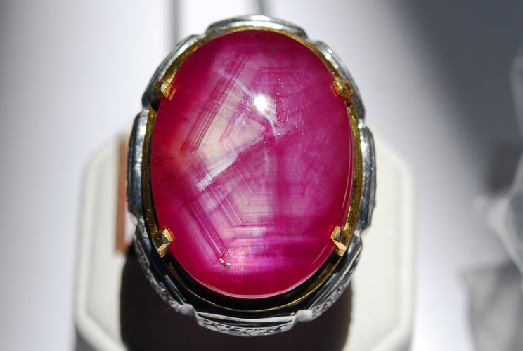 LEGENDA-unik: Sejarah dan Karakter Batu Permata Ruby