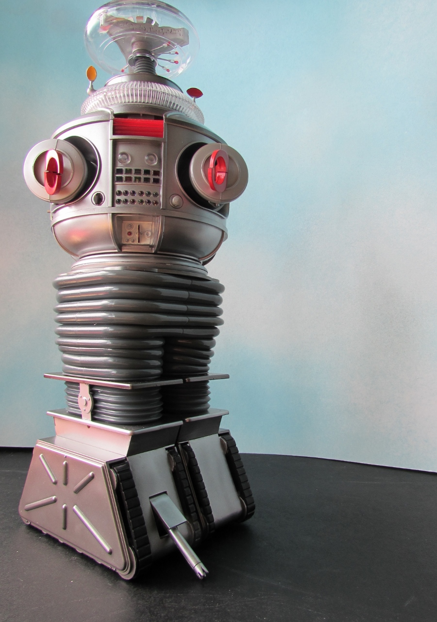 Wings of Intent: Moebius Models 1/6th Robot B9 from Lost in Space TV show