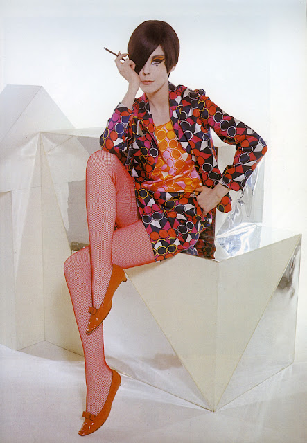 30 Stunning Color Photographs of the "Queen of Mod" Peggy Moffitt in ...