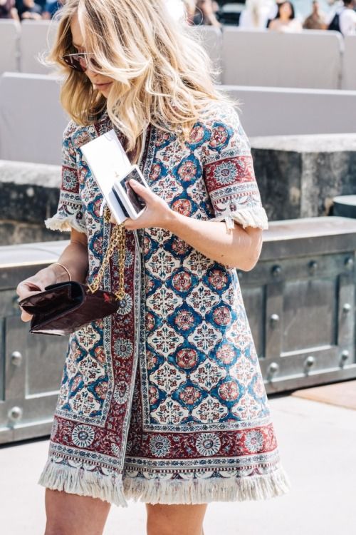 Woman's mini dress street style - DIMANCHE