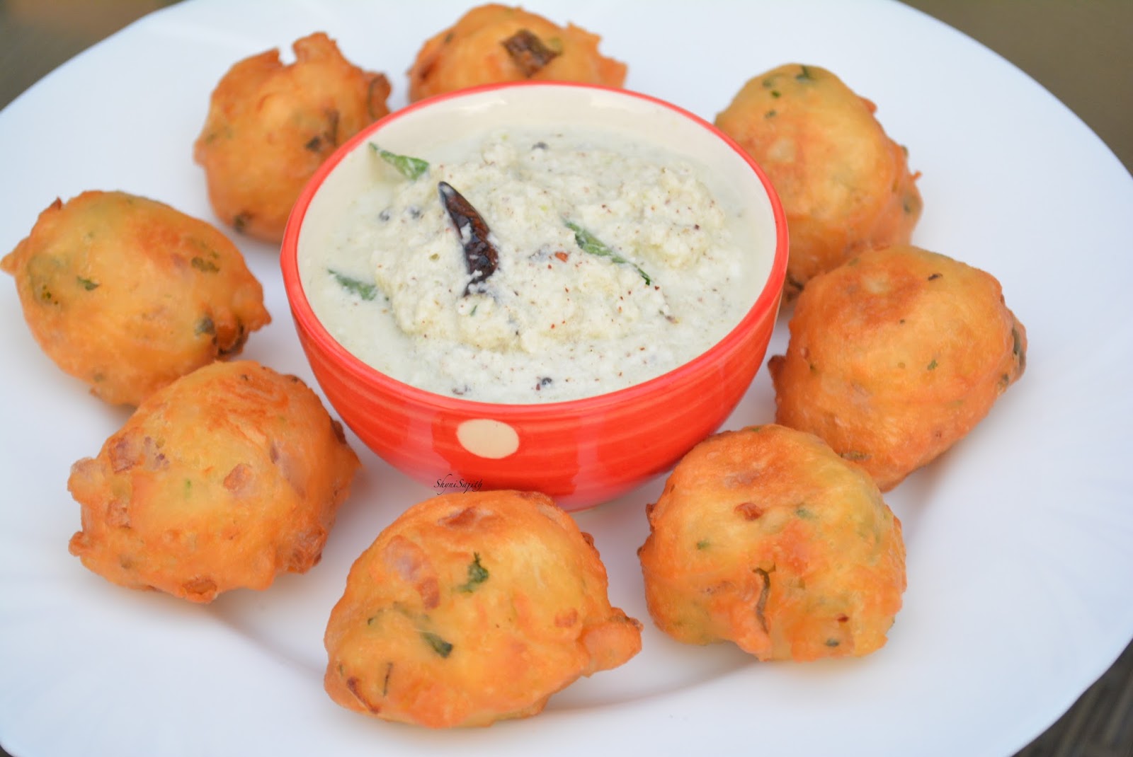 My Cooking Experiments.........: Goli Baje / Mangalore Bajji