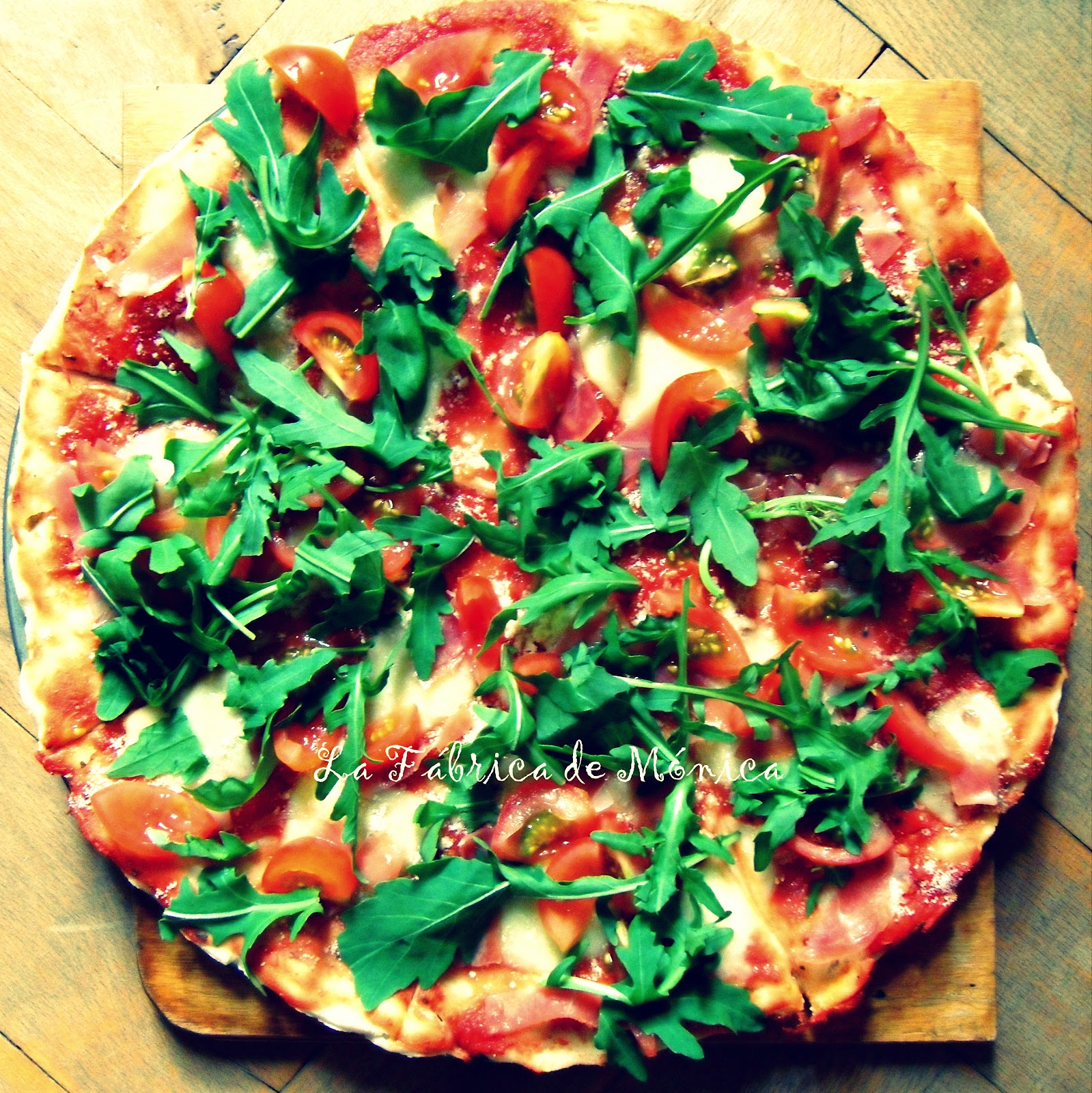 Fábrica de Mónica ES: Pizza con rúcula, tomates y prosciutto