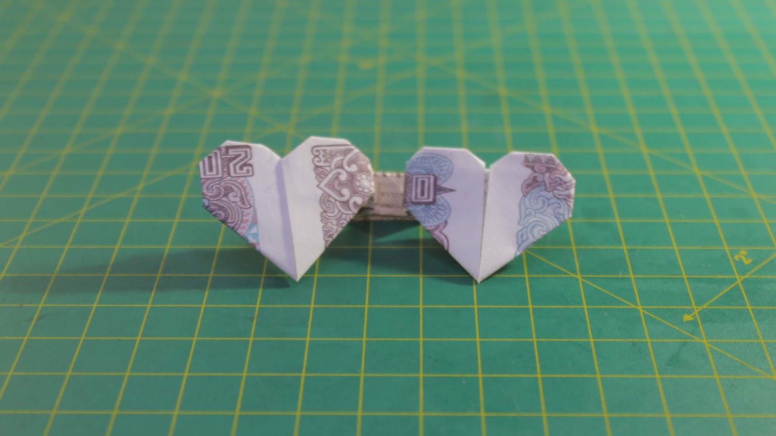 cách gấp 2 trái tim bằng tiền giấy