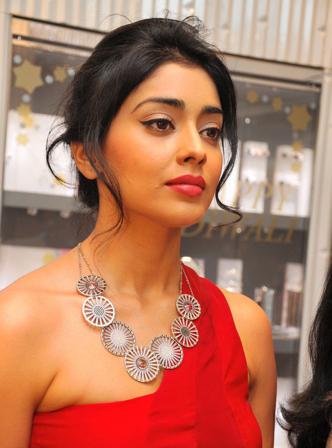 Shriya saran: Shriya look hot in red top