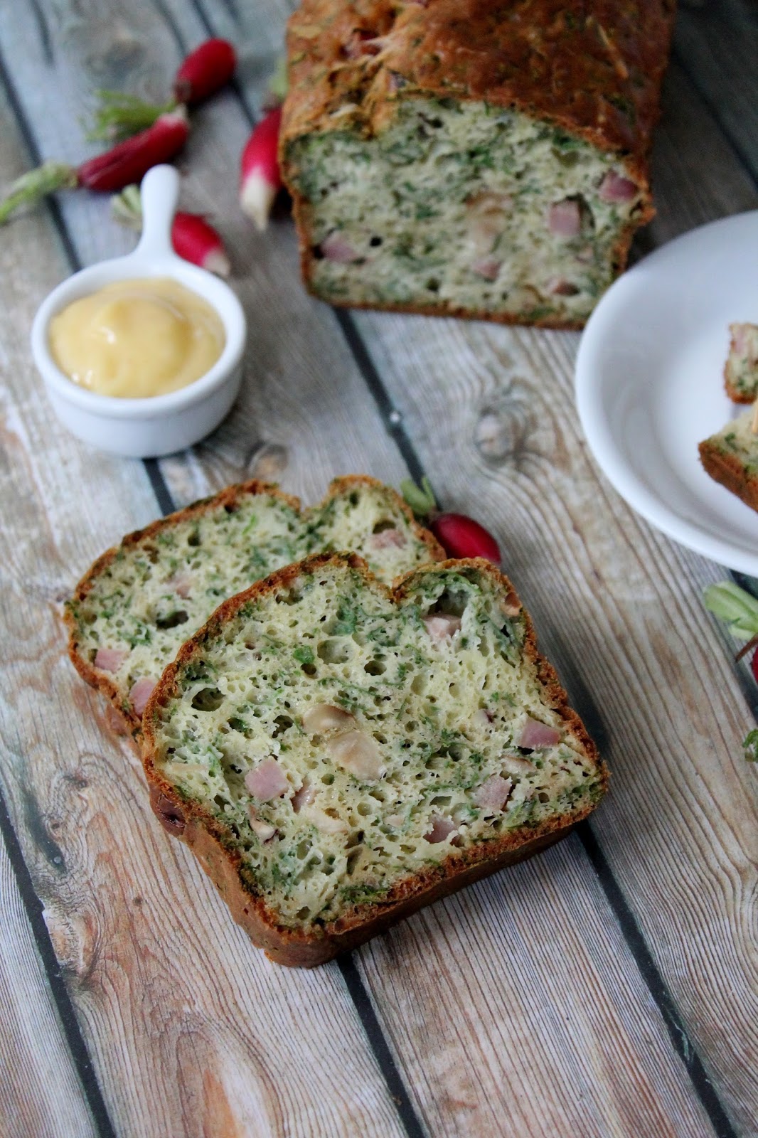 Cake aux fanes de radis, jambon & noisettes