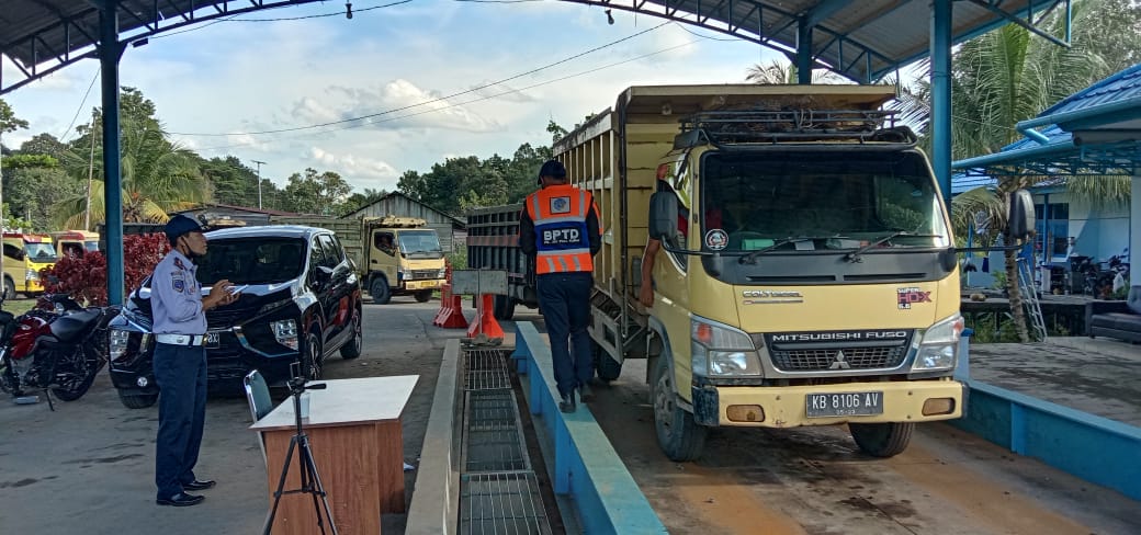 UPPKB Sintang Perketat Kendaraan Bermuatan Over Dimension, Over Load ...