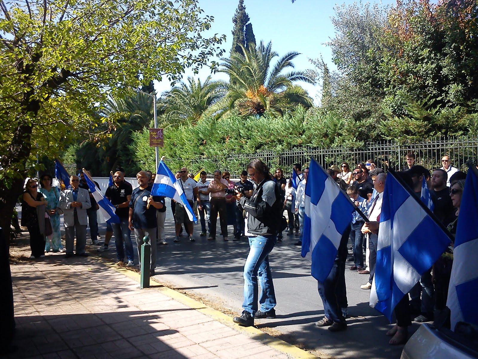 ΚΙ ΑΛΛΕΣ ΦΩΤΟΓΡΑΦΙΕΣ ΑΠΟ ΤΗΝ ΕΚΔΗΛΩΣΗ ΕΞΩ ΑΠΟ ΤΟ ΣΠΙΤΙ ΤΟΥ ΠΑΥΛΟΥ ΜΕΛΑ ...