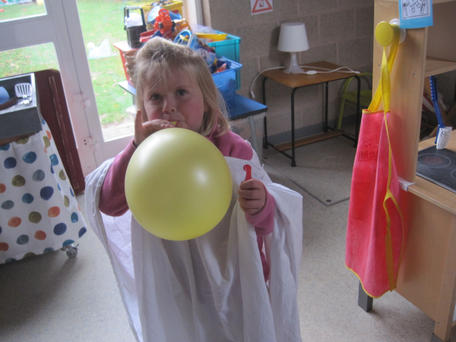 Welkom in de 2de kleuterklas!: Verhaal met prenten: Papa spook is jarig!