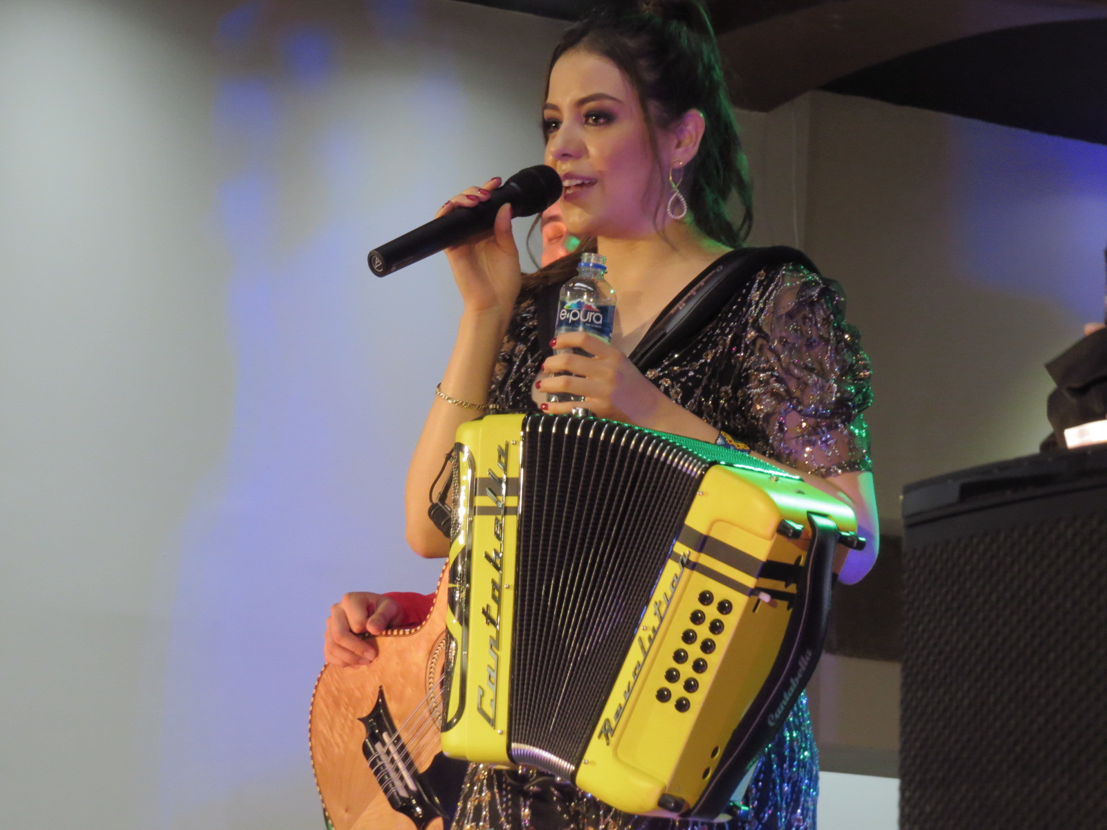 somos el espectador: JANETH VALENZUELA ESTALLIDO DE EXITO CON ACORDEON