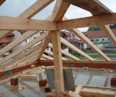 Sveti Florijan: Sv. Florijan kao glineni ukras na sljemenu krova kuće