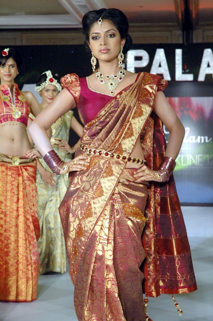 Amala Paul Ramp Walk in Silk Saree ~ Cinindya