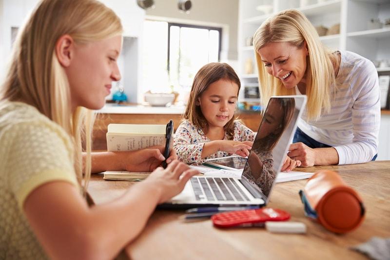 Four Benefits that Parents Get from Homeschooling their Kids