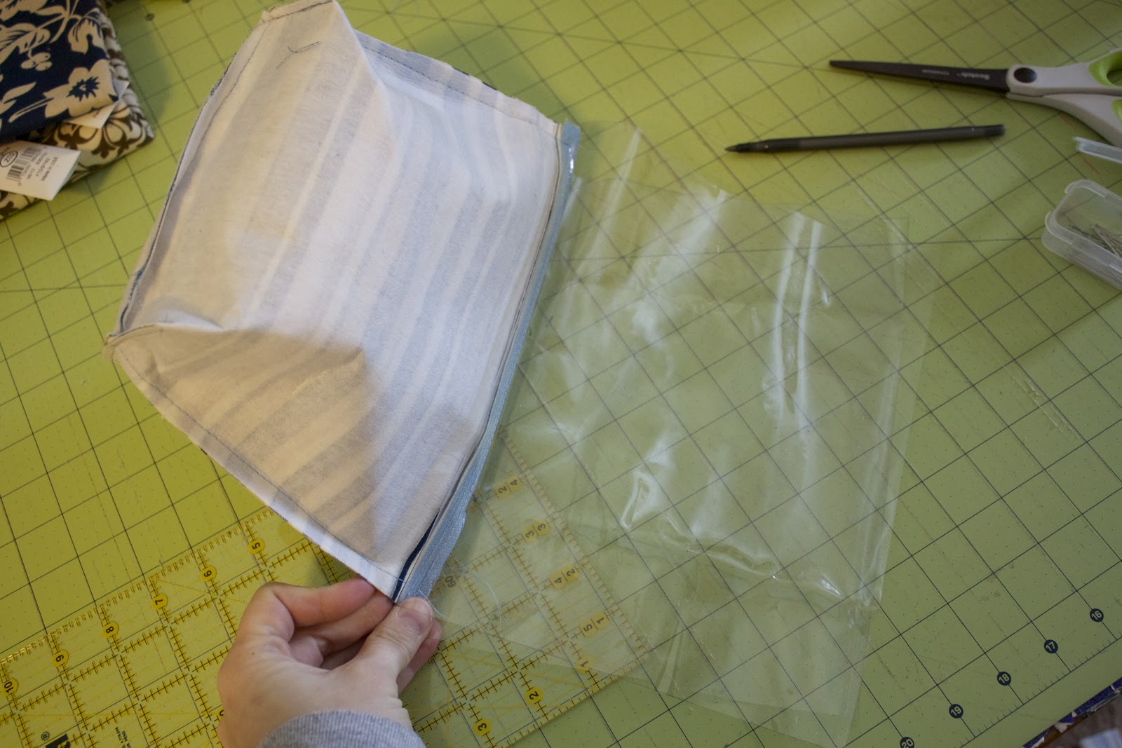 Handmade by Meg K: Vinyl-Lined Makeup Bag {Tutorial}