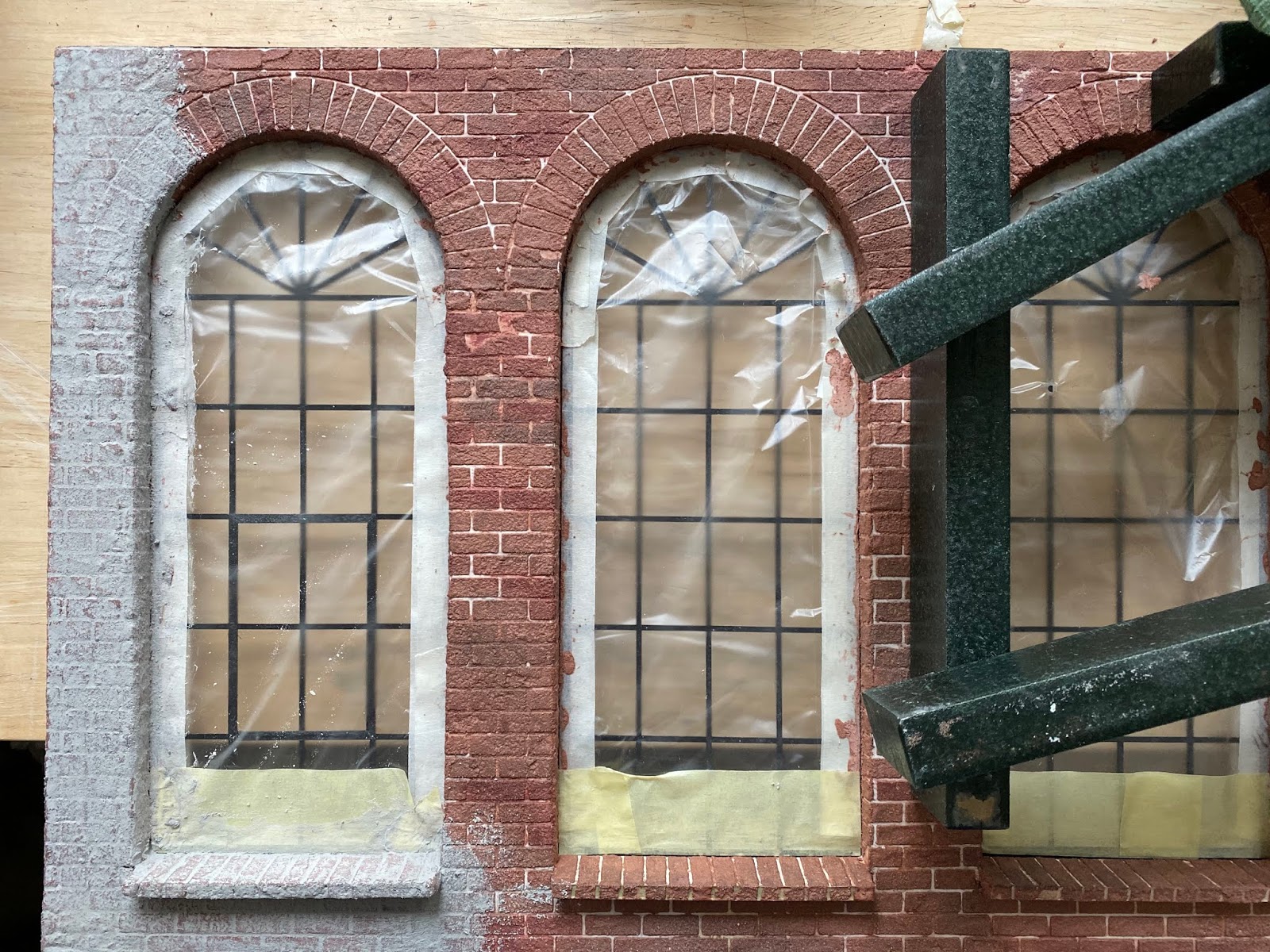 1:12 scale modern model houses: Arched windows in brick walls