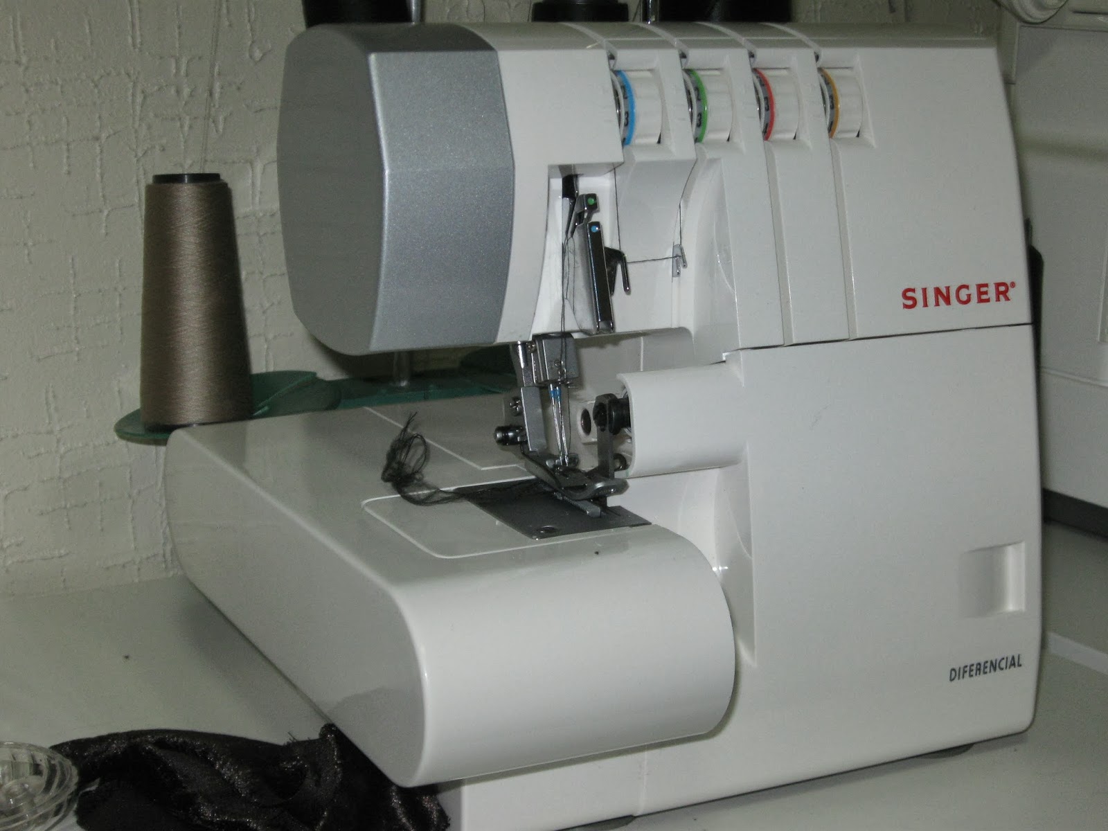 Luz Weber: Comprei: máquina Singer ultralock (overlock)