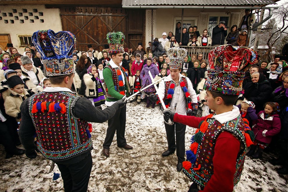 Noul Univers CHRISTALIN: 8. Obiceiuri Tradiţionale Româneşti : COLINDAT ...