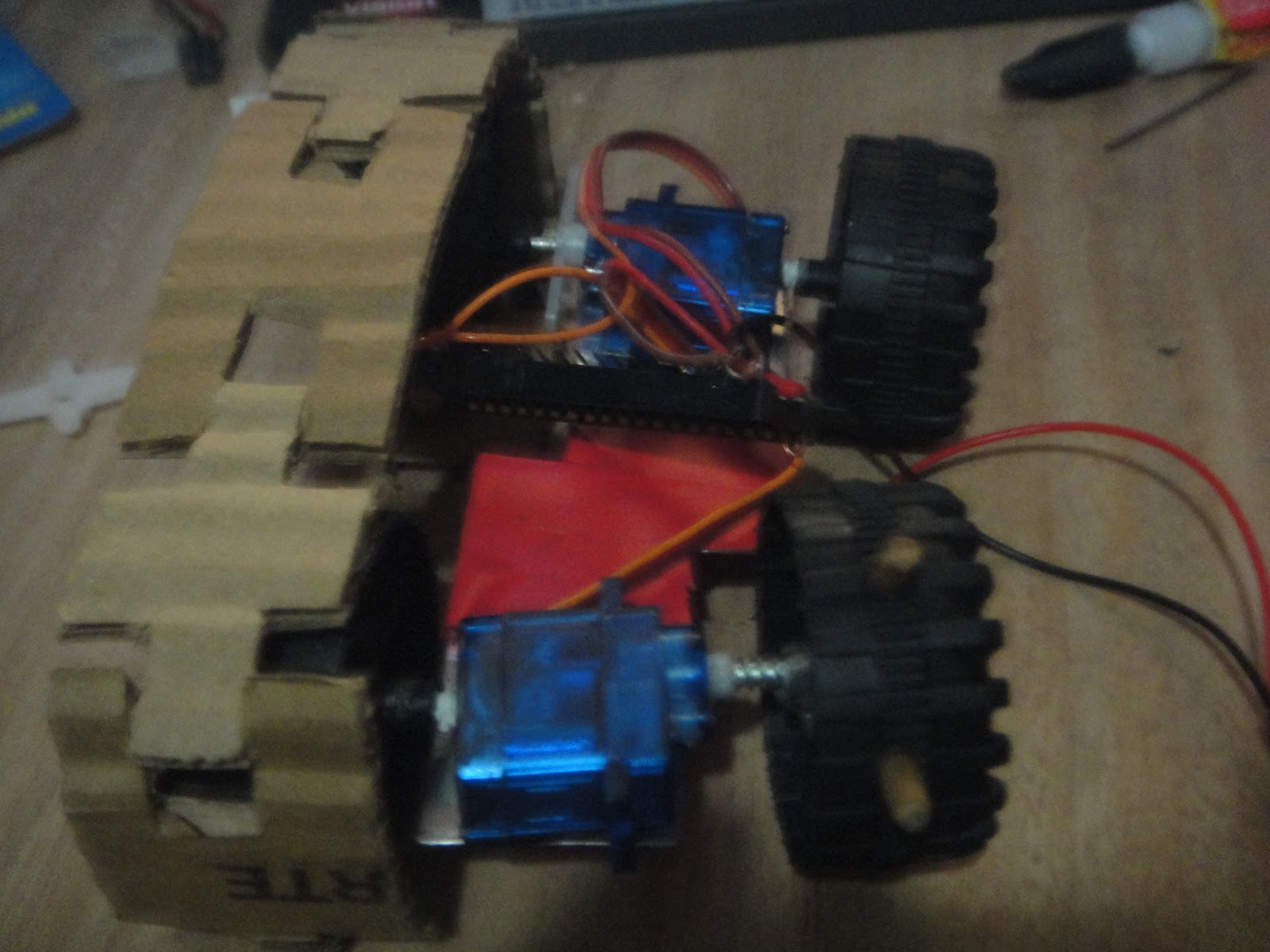 Crea y Programa tu propio sistema embebido: Mini carro con arduino nano