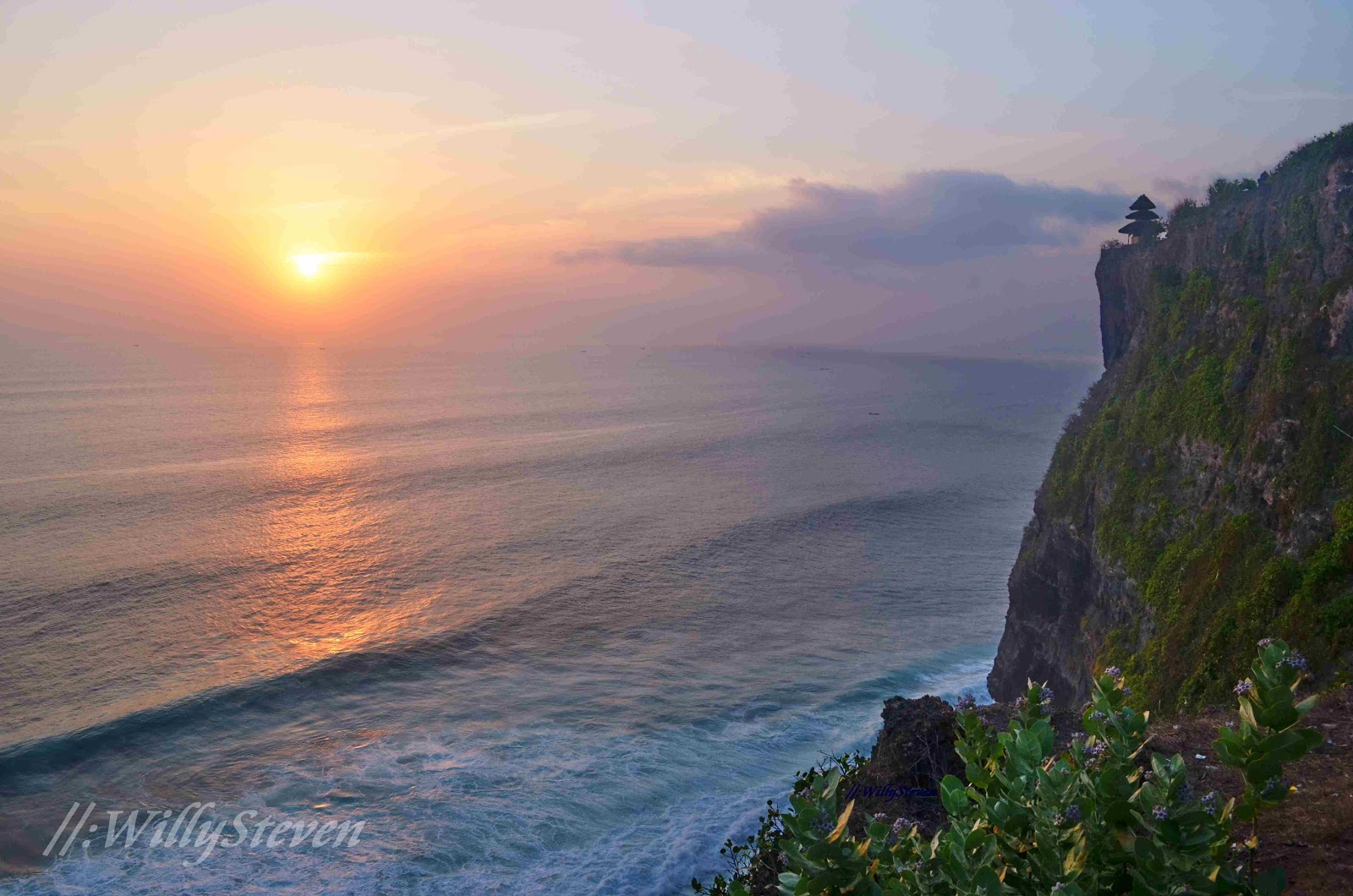 TravellerMeds: Pura Uluwatu, Bali