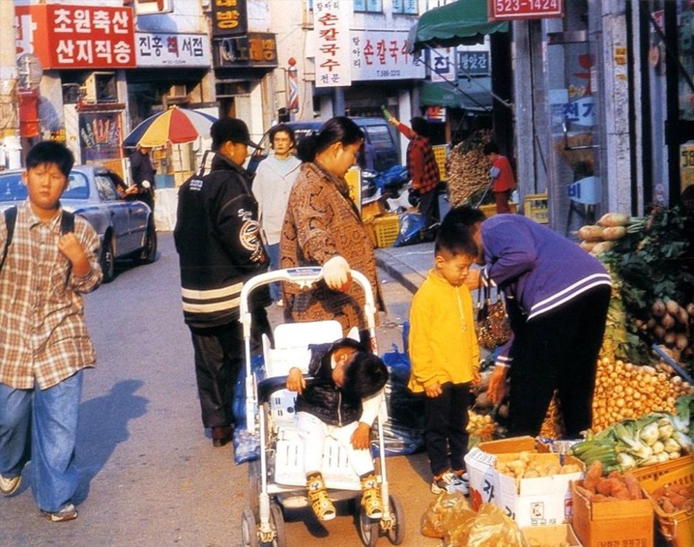 50 Candid Photographs That Capture Street Scenes of South Korea From ...