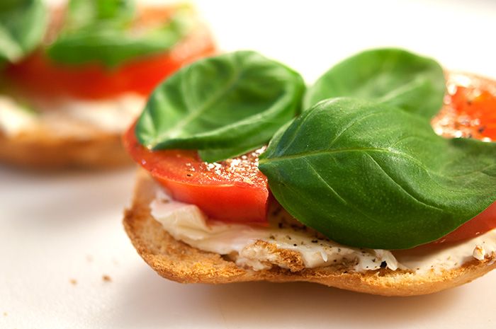Things wot I Made Then Ate: Tomato on toasted bun with basil