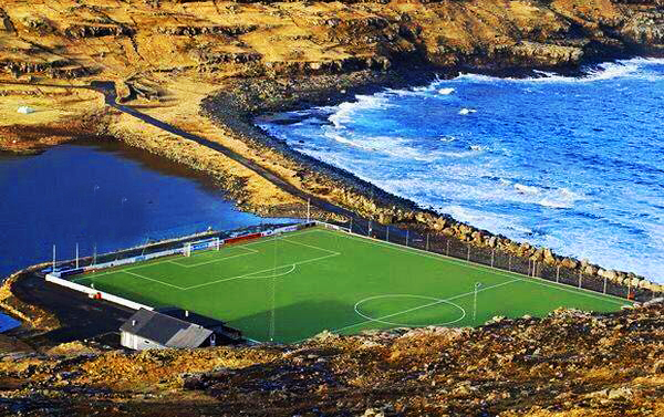 Los lugares más curiosos donde puedes encontrar un estadio de fútbol ...
