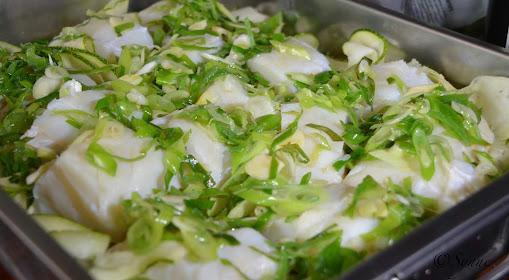 ganske enkelt: Ovnsbakt klippfisk med spinat, vårløk og små tomater