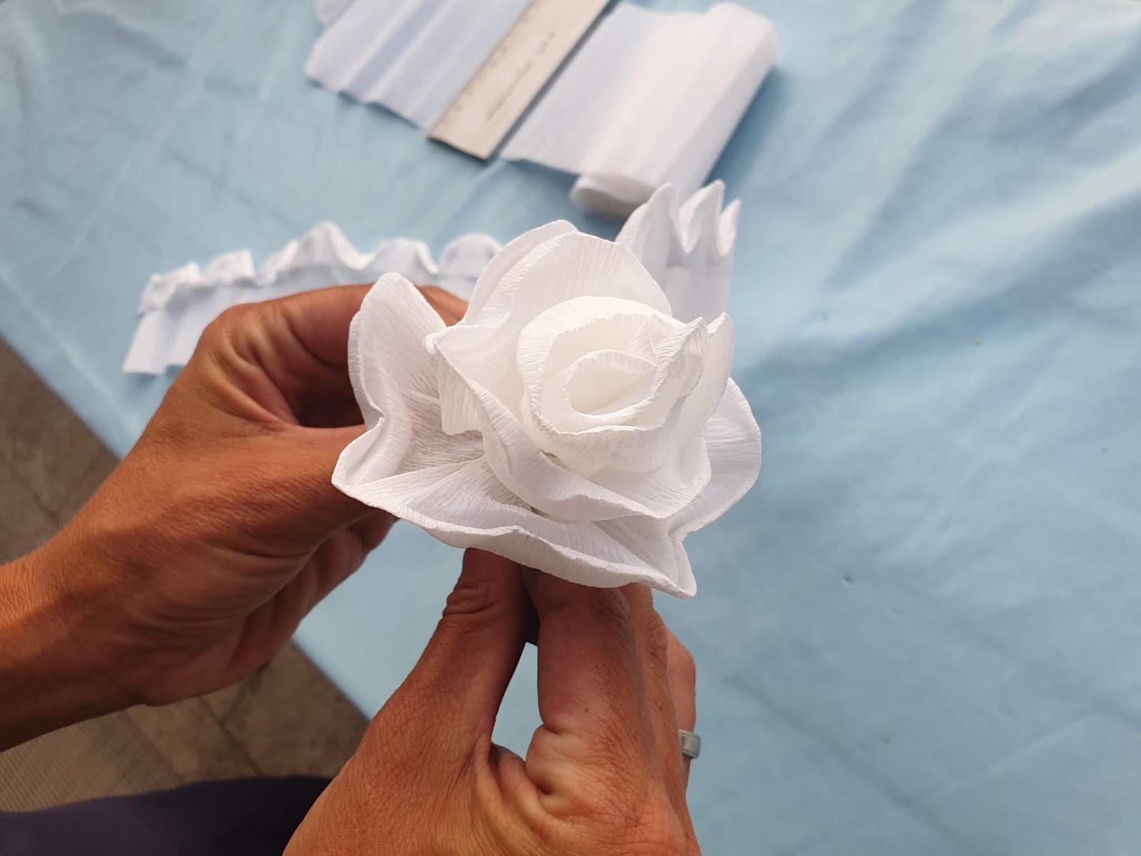 selber machen: Krepp Papier Rosen und Krepp-Papier Schleifen