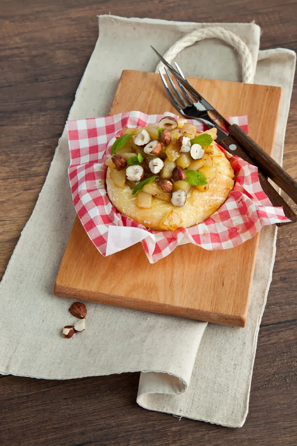 Küpsetatud valgehallitusjuust karamelliseeritud pirni ja pähklitega ...