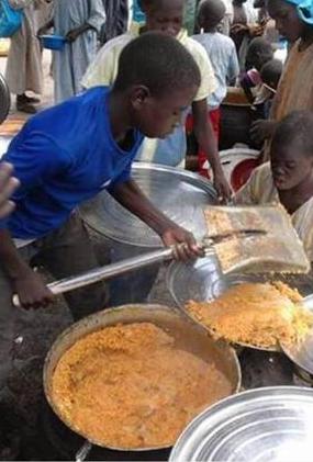 Wow! They use shovel to dish food from pot in an IDP camp? (pics)