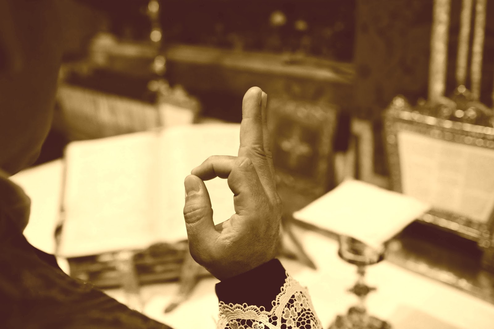 New Liturgical Movement: “The Fingers that Hold God”: The Priestly ...