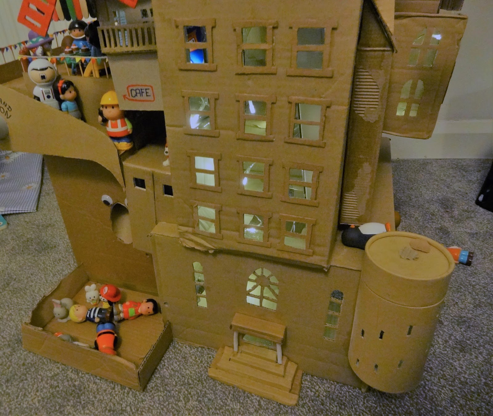 Tom's Creativity Brain Dump: Cardboard box tower