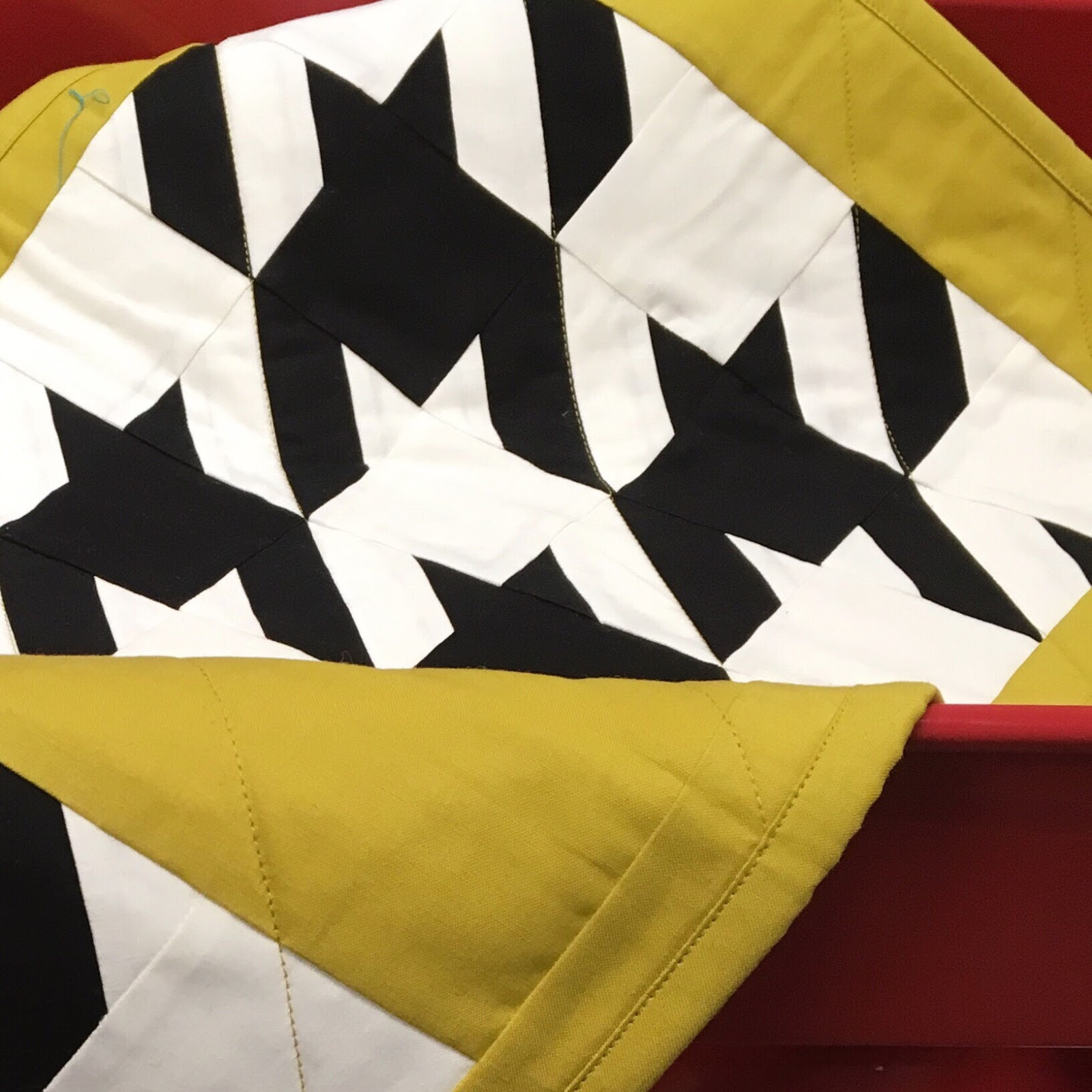 houndstooth runner & quick step quilt / CHARM ABOUT YOU